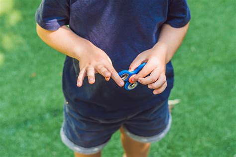 피 젯 회전자 노는 소년 어린이 놀이터에 회전자를 회전 배경을 흐리게 교정에 대한 스톡 사진 및 기타 이미지 교정 근거리 초점 내구성 Istock