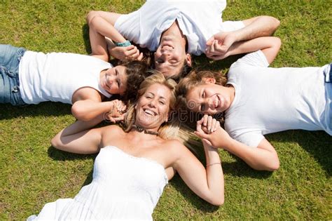 La Familia Miente En Hierba Foto De Archivo Imagen De Ocio Feliz