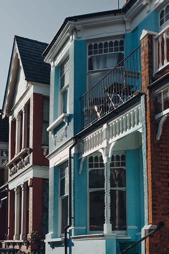 영국 런던 크라우치 엔드에 있는 전통적인 계단식 주택의 낮은 각도보기 Haringey Council에 대한 스톡 사진 및 기타