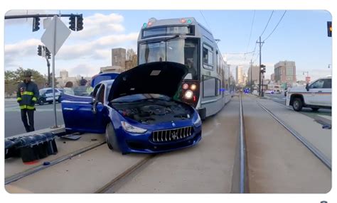 全新的瑪莎拉蒂maserati Ghibli 單挑電聯車，側撞結果應給滿天星！ 癮車報