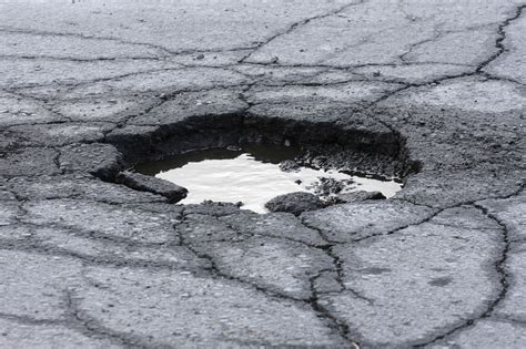 Pothole Invasion Leads To Risky Evasion Car Write Upscar Write Ups