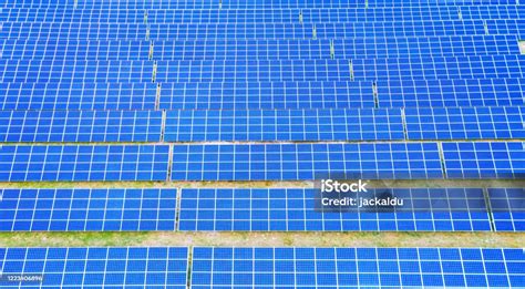 太陽能電池板與陽光明媚的天空藍色太陽能電池板可再生能源光伏元件的背景太陽能電池板光伏系統工業景觀鳥瞰圖 照片檔及更多 俯視 照片 Istock