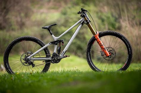 Raaw Yalla 2023 Downhill Bike Çüş was eine Maschine
