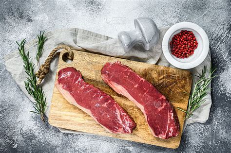 鲜肉大理石牛肉生西冷牛排黑暗的背景平躺