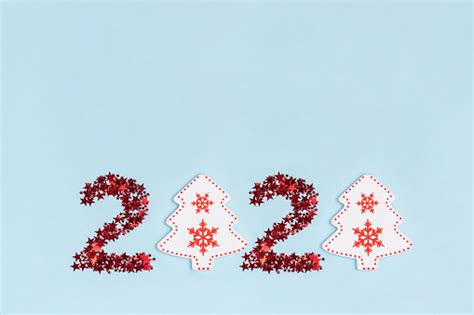 새해와 크리스마스 구성 2020 년 날짜입니다 파스텔 블루 배경에 프레임입니다 상단 보기 플랫 레이 12월에 대한 스톡 사진 및