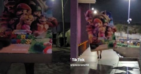 Joven Se Roba Espectacular De Película De Super Mario Bros Del Cine