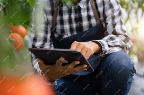 Premium Photo Agriculture Uses Production Control Tablets To Monitor