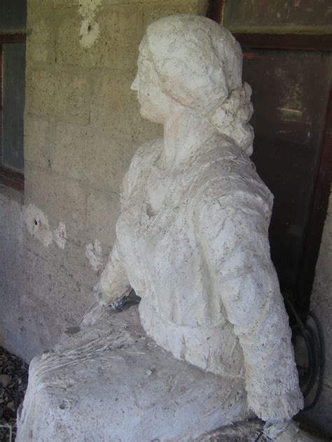 אם האמן דגם גדול תנוחת ישיבה הפסל מרדכי כפרי