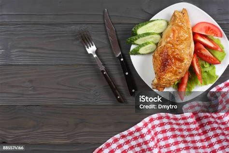 토마토 붉은 천으로 어두운 나무 배경에 흰색 접시에 닭고기 필렛 구이 복사 공간 포함 최고의 볼 수 있습니다 0명에 대한 스톡 사진 및 기타 이미지 Istock