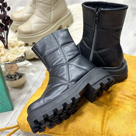 پوشاکس بوت زنانه ساق بلند رنگ مشکی مدل کاپشنی زیپدار کد 61485 پوشاکس