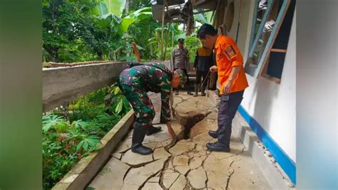 Pergerakan Tanah Rusak 3 Rumah Di Bantargadung Sukabumi 1 Keluarga