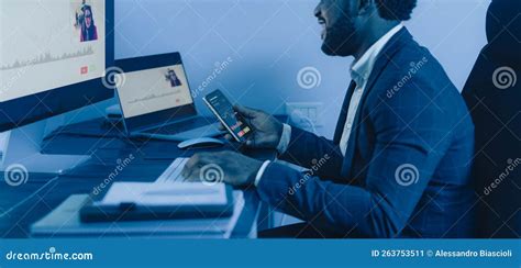 Analista Financiero Trabajando En El Mercado De Valores Mientras