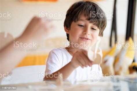 모델 키트를 가지고 노는 어린 소년 2 3 살에 대한 스톡 사진 및 기타 이미지 2 3 살 4 5세 가족 Istock