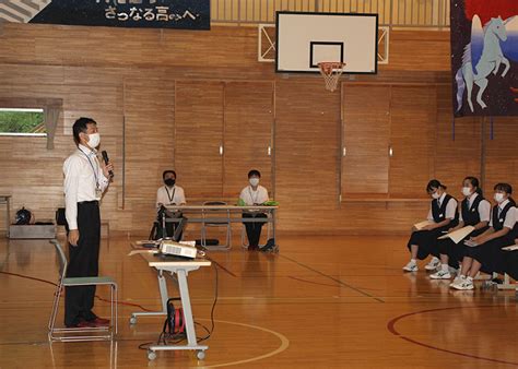 仕事の心構え学ぶ 社会人招き出前授業 衣川中12年奥州Iwanichi Online 岩手日日新聞社
