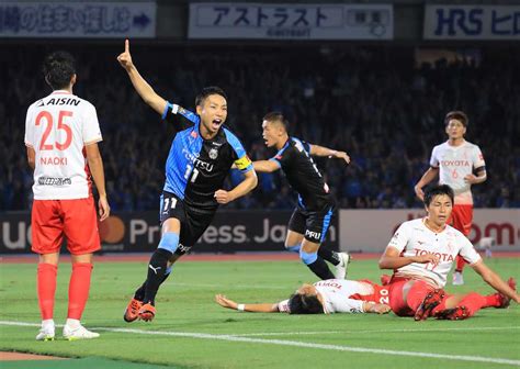 ＜川崎f・名古屋＞後半18分、ゴールを決める川崎f・小林（左から2番目）（撮影・篠原岳夫） ― スポニチ Sponichi Annex サッカー