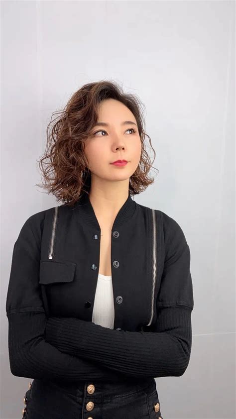 头发细软少发型怎么选？烫小卷就对了，不论长短都很美 哔哩哔哩