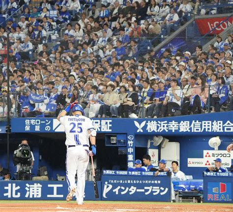 ＜d・ソ＞2回、空振り三振に倒れベンチに戻る筒香（撮影・岡田 丈靖） スポニチ Sponichi Annex 野球