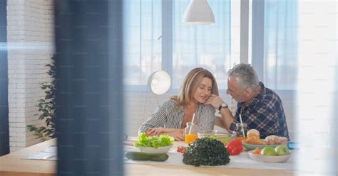 함께 아침 식사 금발 머리의 아내와 수염 난 남편이 함께 아침을 먹는 기분이 좋다 사진 Unsplash의 사진술 이미지
