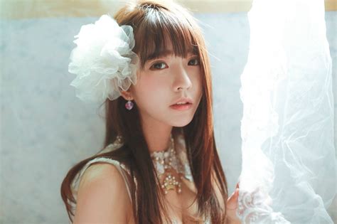 배경 화면 여자들 초상화 스트레이트 헤어 긴 머리 갈색 머리의 뷰어를보고 사진술 가수 흑발 갈색 눈 유행