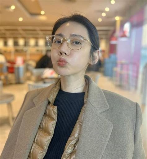 패션엔 추자현 안경 쓰니 딴 매력 더 갸름해진 톤온톤 경량 패딩 나들이룩