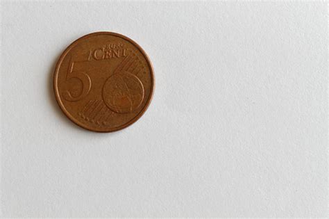 유로 동전 명칭은 5 유로 센트 거짓말 고립 된 흰색 배경 1 유로 동전에 대한 스톡 사진 및 기타 이미지 1 유로 동전
