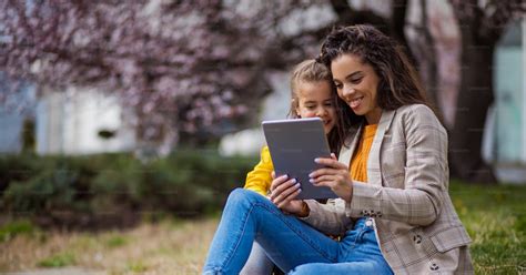 새로운 것을 위한 시간입니다 공원에서 딸과 함께 있는 아프리카계 미국인 어머니 사진 Unsplash의 자연 이미지