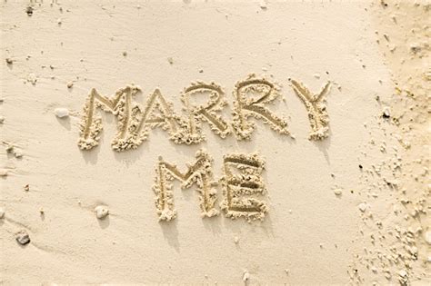 Marry Me라는 단어는 모래 위에 쓰여 있습니다 모래에 그리기 해변에서 모래와 함께 글쓰기 0명에 대한 스톡 사진 및 기타