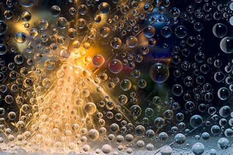 여러 가지 빛 의 구체는 빛의 섬광에 의해 조명하고 파란색과 녹색 공검은 배경에 위치하고 있습니다 0명에 대한 스톡 사진 및