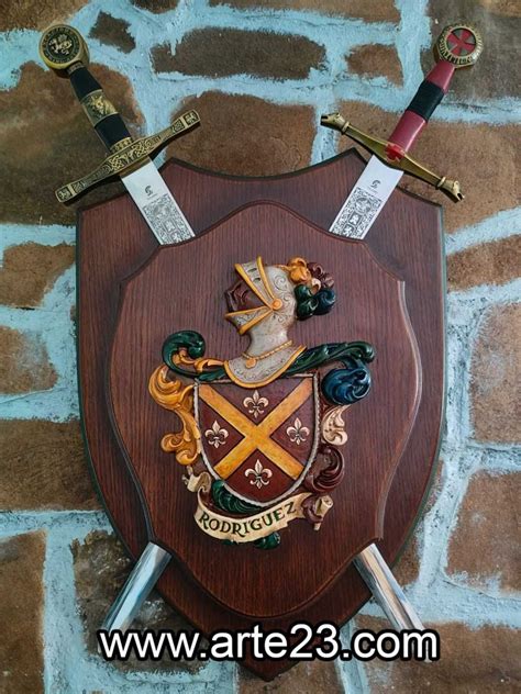 Trabajos en resina de poliuretano con escudos de apellidos Artesanía