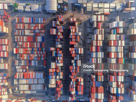컨테이너 선박에 대 한 항구에서 공중 상위 뷰 컨테이너 창 고 물류 운송 또는 운송 개념 배경 가져오기 0명에 대한 스톡 사진