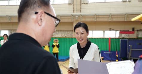 [mhn포토] 감사패 전달 받는 한설희 재능 기부 척척