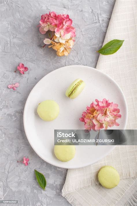 회색 콘크리트 배경과 린넨 직물에 흰색 세라믹 접시에 녹색 마카롱 또는 마카롱 케이크 플랫 레이 상단보기 클로즈업 개념에 대한 스톡 사진 및 기타 이미지 Istock