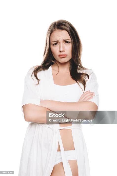 무기와 흰 가운 서에서 젊은 슬픈 여자의 초상화에 고립 된 백색 교차 20 24세에 대한 스톡 사진 및 기타 이미지 20 24세 긴 머리 마음이 산란해진 Istock