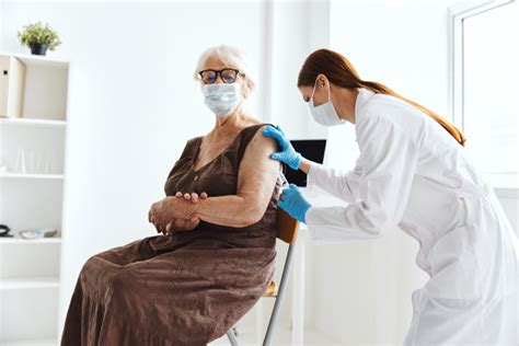 Quarta dose di vaccino anti COVID 19 perché non ha senso aspettare