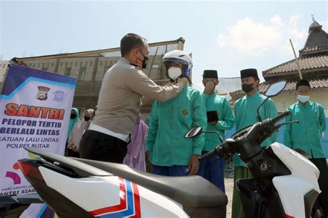 Polisi Sahabat Santri
