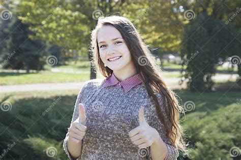 夹克的画象青少年的女孩 库存照片 图片 包括有 快乐 逗人喜爱 查找 白种人 牛仔裤 本质 一个 62470268