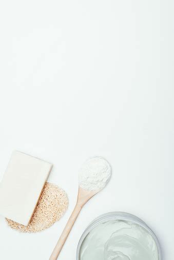 비누 갯 솜 숟가락 흰색 표면에 절연 컨테이너와 점토 분말 점토 마스크와 플랫 누워 0명에 대한 스톡 사진 및 기타 이미지