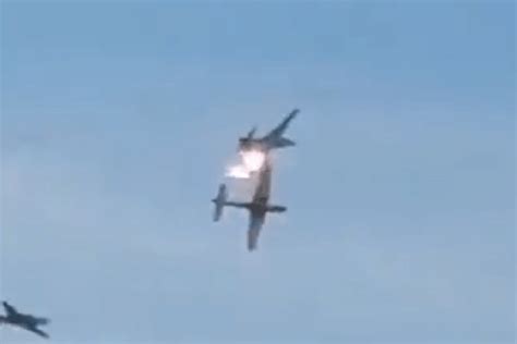Vídeo aviões feitos pela Embraer da Força Aérea Colombiana colidem no