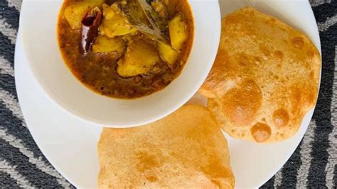 Puri Bhaji अशी बनवा हॉटेलसारखी पुरी भाजी टम्म फुगलेली पुरी अन् चविष्ठ