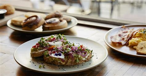 창문 옆에 음식 접시가 놓인 테이블 사진 Unsplash의 빵 이미지