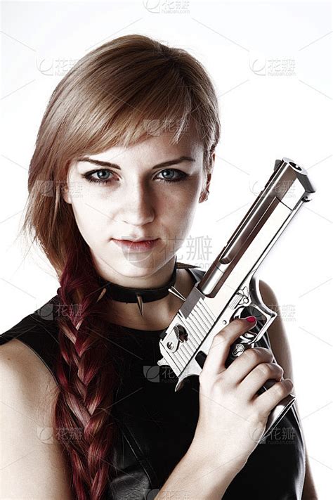 女孩手里拿着枪