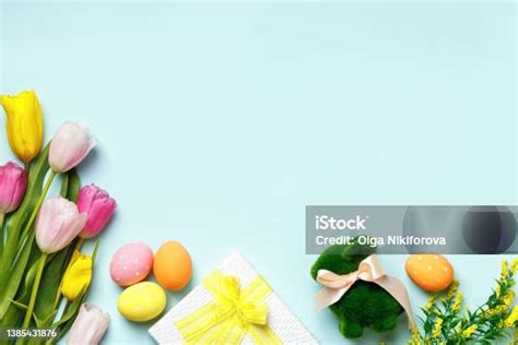 부활절 인사말 카드 튤립 꽃 계란 선물 토끼 에 푸른 배경에 텍스트 및 복사 공간을위한 공간 부활절 달걀에 대한 스톡 사진 및 기타 이미지 Istock