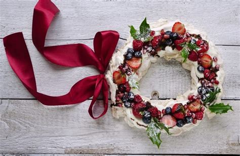 Recette Pavlova de Noël aux fruits rouges en couronne facile