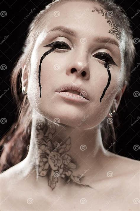 Девушка с черными разрывами от глаз и картина шнурка на стороне и шеи Стоковое Изображение