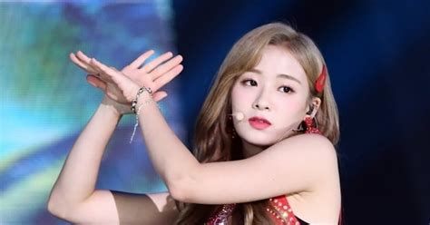 포토 에이프릴 진솔 무표정에도 반짝이는 미모