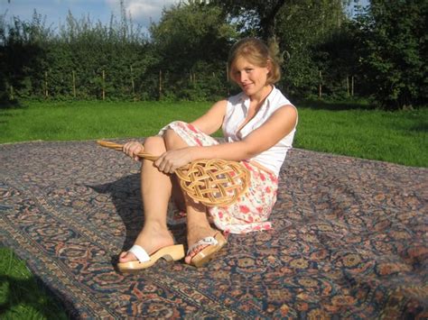 Pin Von Walk In Style Auf Wearing Wooden Sandals Ii Holzsandalen