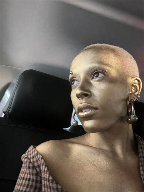 Gallery No Eyebrows And A Metallic Face Doja Cats Avant Garde