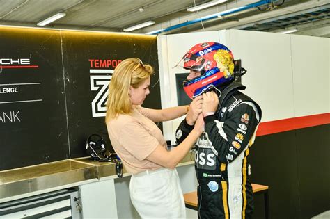 Ana Hickmann Prestigia Edu Guedes Em Campeonato De Automobilismo Muitos Beijos E Apoio Na