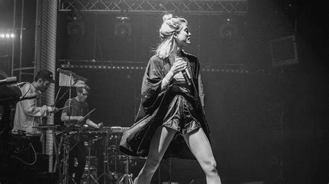 Noga Erez Mit Orchestraler Unterstützung Worth None Video The
