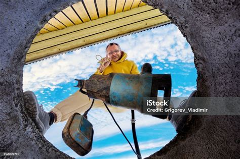 정화조 펌핑 콘크리트 우물 링에 잠수정 하수 펌프를 설치하는 남자의 바닥 모습 정화조에 대한 스톡 사진 및 기타 이미지 정화조 청소하기 55 59세 Istock